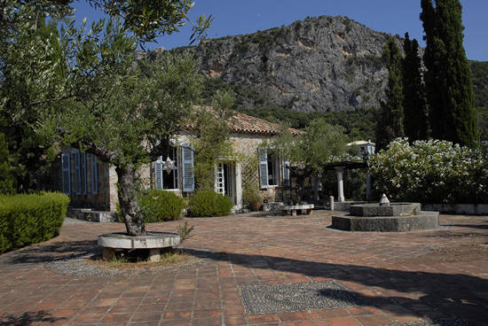 To ΙΣΝ Υποστηρίζει την Συντήρηση και Επισκευή της Οικίας του Patrick ...